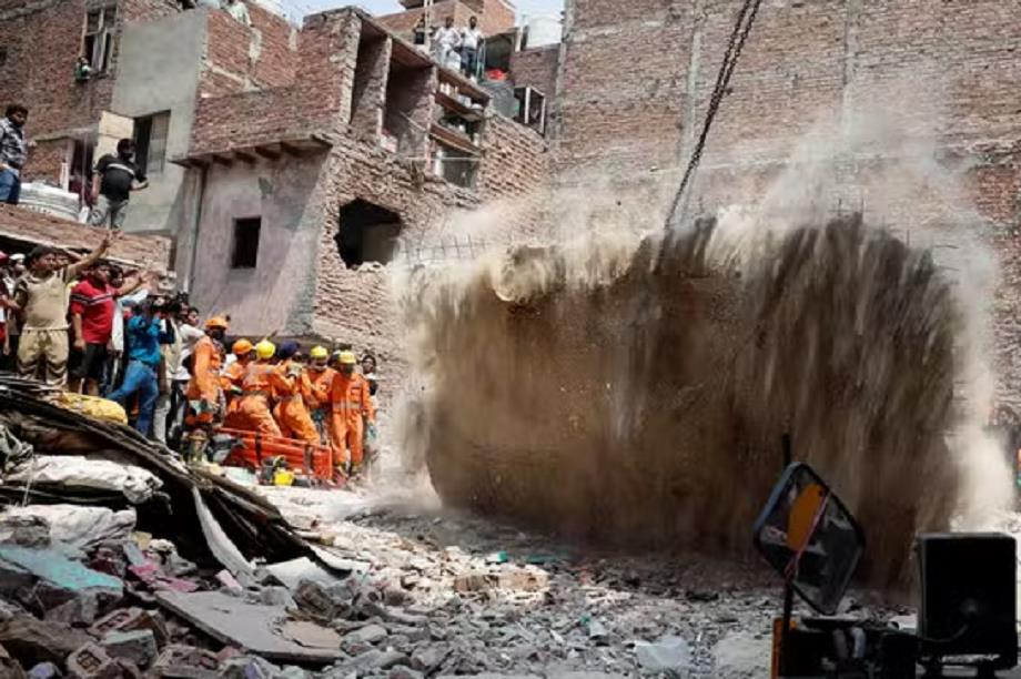 Building Collapse in Delhi: 11 Dead, Including Three Children - en ...